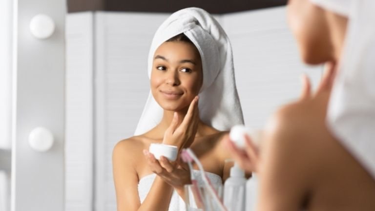 Intip Urutan Skincare Malam Untuk Kulit Berjerawat Yang Efektif