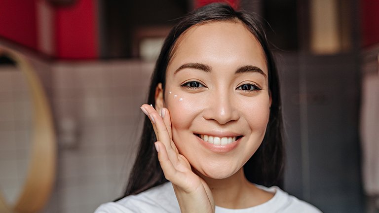 Intip Urutan Skincare Malam Untuk Kulit Berjerawat Yang Efektif